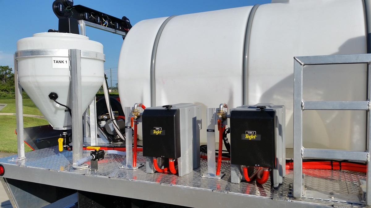 CCI - Roadside Spray Truck with Chemical Injection | 1100 Series